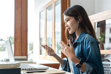헤드셋을 착용 한 젊은 여성 학생은 수업 후 급우와 강사와 함께 노트북으로 화상 회의를합니다 20 24세에 대한 스톡 사진 및 기타 이미지 Istock