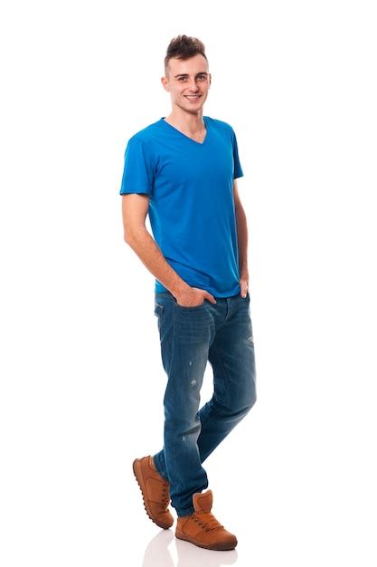 Retrato De Sonriente Joven Foto Gratis