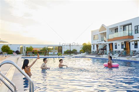 여름 수영장 파티에서 잘생긴 남자와 아름다운 여자 사진 무료 다운로드 Lovepik