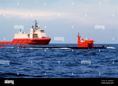 Das Depotschiff Usns Carolyn Chouest Und Das Nuklearbetriebene Forschungsfahrzeug Nr 1 Für Tiefe