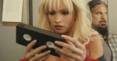 S Rie Sobre Sex Tape De Pamela Anderson Ganha Trailer Legendado