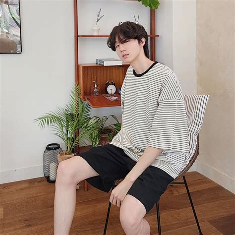 히즈핏 오버핏 으로 제작된👌 매년 즐겨입기 좋은 단가라 패턴의 반팔👏 여자가 코디하는 여자가 더 Facebook