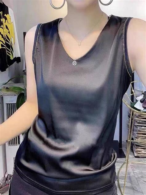V领醋酸缎面无袖背心打底衫配西装内搭吊带宽肩外穿宽松上衣薄款虎窝淘