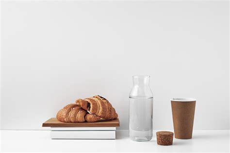 나무 판에 크루아상 코르크 스토퍼가 있는 병 흰색 배경에 종이 일회용 유리 천연 및 친환경 소재 공간을 복사하고 모의합니다 0명에 대한 스톡 사진 및 기타 이미지 Istock