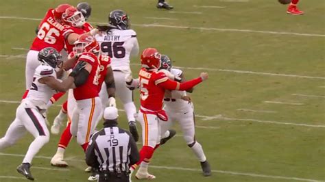Nfl Fans Rip Refs After Patrick Mahomes Chiefs Benefit From Questionable Call