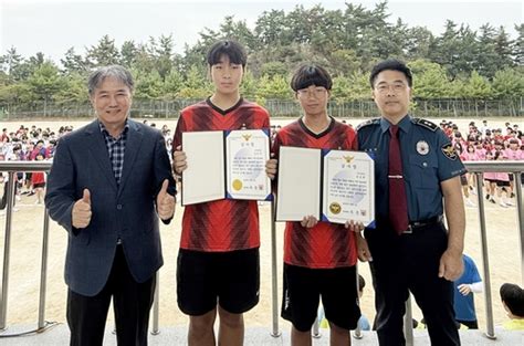 오늘의 시민 영웅 [울산소식] 150만원 든 지갑 주인 찾아준 중학생들에 감사장 Zum 뉴스