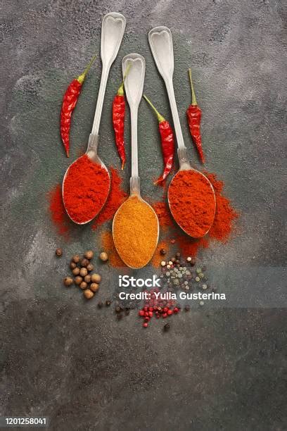 어두운 그런 지 배경에 숟가락에 고추의 다양한 유형 파프리카 칠리 훈제 파프리카 고추 후추 상단보기 평평한 평신도 복사 공간 가루로 빻은에 대한 스톡 사진 및 기타 이미지