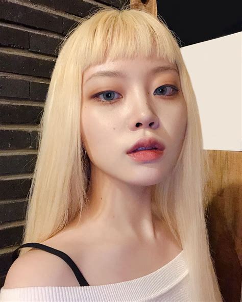 강예나 On Instagram “오랜만만 휴식기 가지면서 청담 위뷰티에서 비대칭이랑 어깨선 관리 받고 왔는데 진짜 진짜 신기하게 손보다 뽀송한 발 로 관리해주셨다