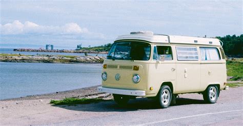 도로 로드 트립 빈티지 빈티지 자동차 수직 쐈어 시골 자동차 캠프 차 클래식 자동차 폭스바겐 푸른 하늘에 관한 무료 스톡 사진