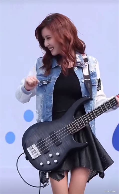 86年最早听到的台湾女歌手千百慧唱的咖啡屋好好听，再听词曲己是一甲子年人，电吉他solo背个电倍司。 贝斯能弹出电吉他的声音？ 牛仔衣服小姐姐， 黄头发美女，超短裙zzxxo