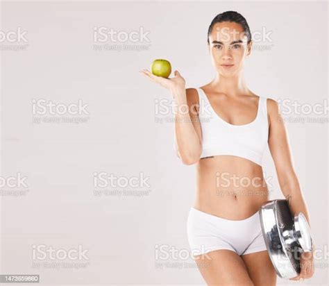 피트니스 건강 및 여성 체중계와 사과 체중 감량 다이어트 및 영양을 흰색 배경에 위해 운동 웰빙 과일 날씬한 몸매 체중 측정을 가진 소녀 건강한 라이프 스타일 20 24세에