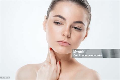 여자 피부 얼굴 아름 다운 건강 한 피부 관리 여성 초상화 화장 자연 스러운 메이크업 젊은 아름다움 모델 흰색 절연을 하지 않고 얼굴을 청소 갈색 머리에 대한 스톡 사진 및