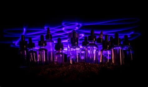 Vape 개념입니다 구름과 어두운 배경에 Vape 액체 병 연기 빛 효과입니다 배경 또는 Vape 광고 Vape 배경으로 유용 합니다 0명에 대한 스톡 사진 및 기타 이미지