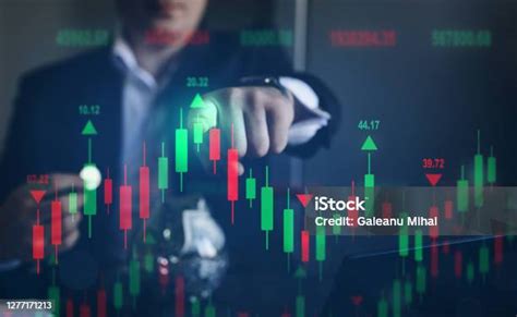 금융 그래프의 이중 노출 사업가 가리키는 라인 도트 그래프 기술 가격 촛대 차트 그래프 및 지표 주식 온라인 거래 외환 투자 사업 개념에 대한 스톡 사진 및 기타 이미지