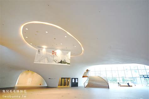 台中免費景點臺中國家歌劇院全球首座曲牆主題結構建築太美太好拍還有質感餐廳可用餐 兔兒毛毛姊妹花