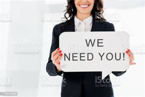 우리는 당신이 글자를 필요로 하는 연설 거품을 들고 쾌활 한 모집의 자른 보기 갈색 머리에 대한 스톡 사진 및 기타 이미지 갈색 머리 기업 비즈니스 대화 풍선 문자