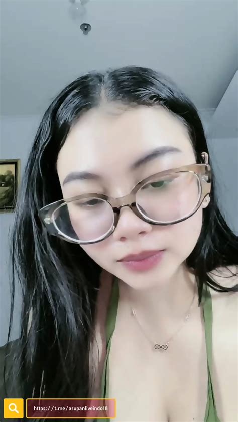 Bokep Indonesia Live Dara Super Tobrut Pamer Body Lingerie Hijau