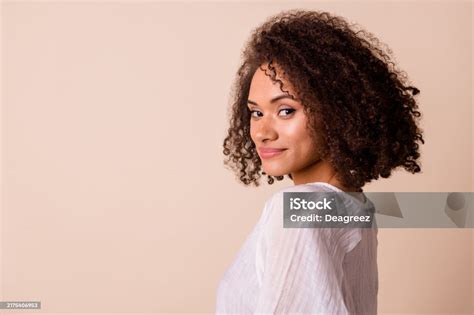 프로필 초상화 사랑 스럽다 긍정적 인 소녀 좋은 물결 모양의 헤어 스타일 빈 공간 고립 된 베이지 색 배경 20 24세에 대한 스톡 사진 및 기타 이미지 Istock