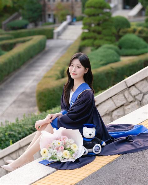 디어스냅 조용래 👩🏻‍🎓졸업스냅 🎻졸업연주 👰웨딩스냅 👘한복스냅 11월 가을 연대 졸업스냅 11월초 오후 4 5시 은은하게 햇빛 비추던 날 Instagram