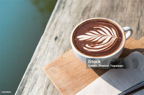 뜨거운 커피 컵 카푸치노 아트 숟가락 조직 자르고 보드 복사 공간와 강 배경 나무 테이블에 빈티지 긍정적인 생각 개념 0명에 대한 스톡 사진 및 기타 이미지 Istock