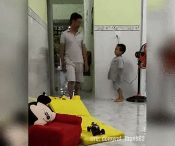 Bị con trai ú oà ông bố tỏ vẻ dửng dưng và cái kết Saostar vn