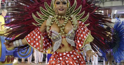 Dani Sperle durante o desfile da União da Ilha no domingo de fevereiro de Purepeople
