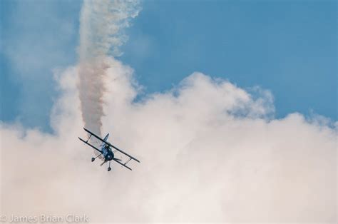 배경 화면 보여 주다 푸른 빨간 하늘 화이트 속도 평면 파리 나는 날개 과학 기술 디스플레이 항공기 군 연기 수송 그룹 제트기 공연