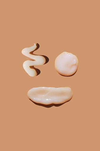 파스텔 배경에 웃는 얼굴과 웃는 얼굴 모양의 자외선 차단제 크림 같은 질감의 흰색 얼룩 Spf 자외선 차단 크림 0명에 대한 스톡 사진 및 기타 이미지 Istock