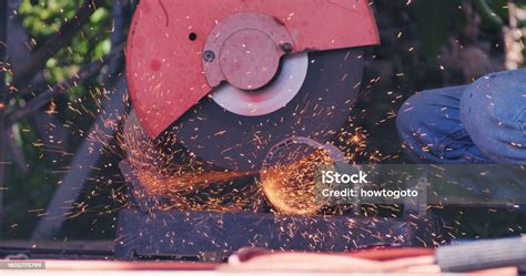 용접기 철 금속 스파크 뜨거운 화염 용접 금속 작업 절단 화재 철 작업장 금속 가공 그라인더를 절단하는 용접기를 사용하는 자물쇠 제조공 손을 닫다 금속 가공의 스파크 Cnc