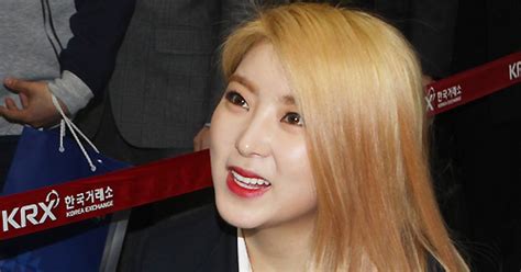 포토엔 포미닛 권소현 애교가득 막내 미소~