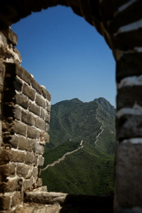 창문을 통해 중국의 만리장성을 본 모습 사진 Unsplash의 무료 중국의 만리장성 이미지