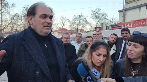 Таткото на Фросина Тој уби бисер од дете врвен дизајнер со пофалби