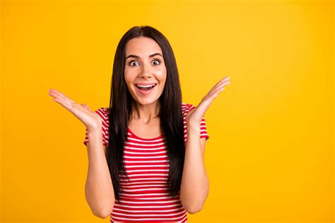 매력적인 달콤한 청소년 웨이브 손 손바닥 의 초상화 는 놀라운 정보 할인 착용 유행 의상을 통해 노란색 밝은 배경 고립 그녀 T 셔츠에 대한 스톡 사진 및 기타 이미지