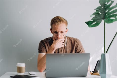 Premium Photo Mobile Developer Programmer Writes Program Code On A