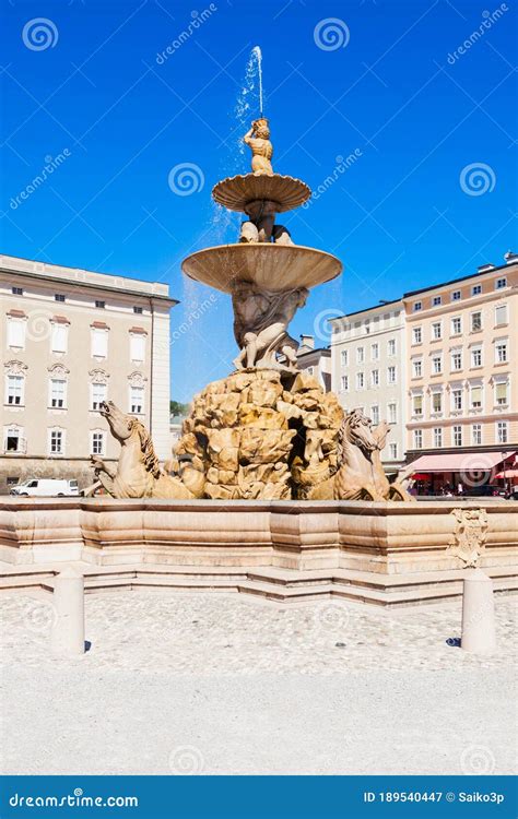 Plac Residenzplatz W Salzburgu Obraz Stock - Obraz złożonej z turyści ...