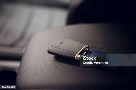 자동차 키를 전달 합니다 자동차 키 카메라 Copyspace 자동차 대리점 살롱 관리자 세일즈 맨 판매 구매 주는 소유자 직업 구매 차량 개념을 들고 자른 근접 촬영 자동차