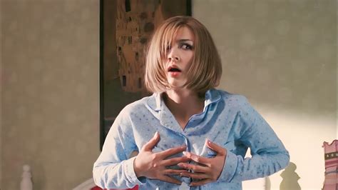 شاب يستيقظ و يجد نفسه تحول الى فتاة و بعدها بيستغل الفرصة و يذهب لحمام