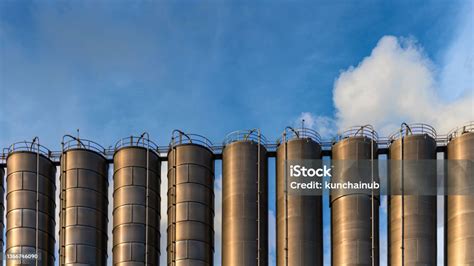 물류 운송을 위한 화학 기술 공장 창고의 석유 및 에너지 산업용 산업용 산업용 대형 저장 재고 사일로 가솔린에 대한 스톡 사진 및 기타 이미지 Istock