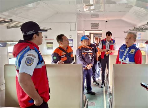 Kepala Kai Divre Ii Sumbar Cek 12 Unit Kereta Yang Baru Tiba Di Depo