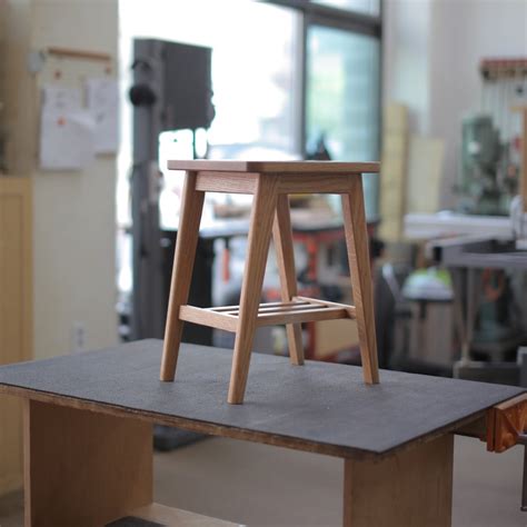 정확히 10년전 처음으로 디자인하고 제작했던 스툴입니다 가볍게 사용할 수 있는 컨셉으로 디자인되었지만 두 번의 비율 수정을 거치고 지금의 스툴이 만들어지고 있습니다