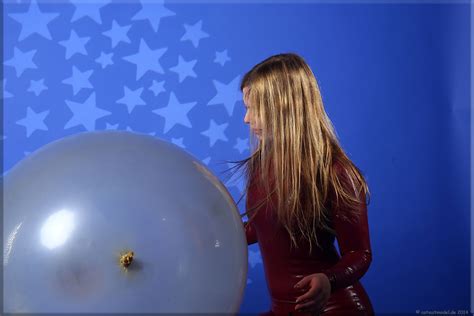 Anna Spielt Mit Einem Ballon Catsuitmodel