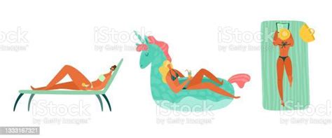 해변 여름 사람들 휴가 바다 여자는 Chaise 라운지에서 휴식 바다에서 일광욕 캐릭터를 수영 풍선 원에 수영장에 떠있는 여자 벡터 만화 고립 된 일러스트 개체 그룹에 대한