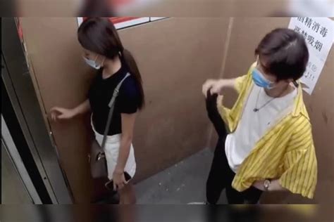 电梯里男子问女子珠宝店位置后戴上头套妹子的反应太机灵了