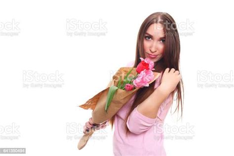 봄 꽃 부케와 여자입니다 행복 한 놀된 모델 여자 꽃 냄새입니다 어머니의 날입니다 봄 날입니다 8 3 월입니다 흰색 절연 20 29세에 대한 스톡 사진 및 기타 이미지