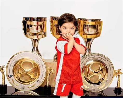 عکس‌ تصویر یادگاری دختر ستاره پرسپولیس با جام‌های قهرمانی