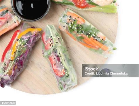 하얀 배경에 쌀 종이와 데리야키 소스로 싸인 맛있는 롤을 곁들인 서빙 보드 탑 뷰 0명에 대한 스톡 사진 및 기타 이미지 0명 건강한 생활방식 건강한 식생활 Istock