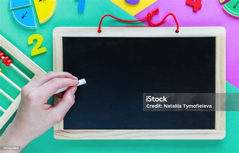 녹색 노란색 보라색 배경에 화려한 수학 분수와 칠판 아이들을위한 흥미롭고 재미있는 수학 교육 학교 개념으로 돌아가기 건축하기에 대한 스톡 사진 및 기타 이미지 Istock