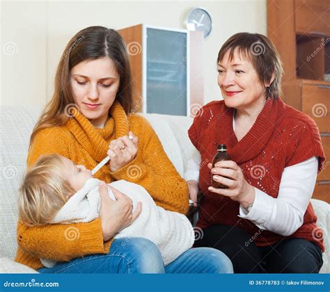 Den Unga Kvinnan Med Den Mogna Modern Som Att Bry Sig F R Behandla Som Ett Barn Fotografering