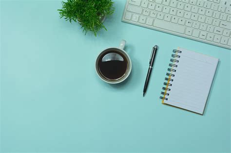 파란색 배경 및 복사 공간에 다른 공급 및 노트와 연필의 최고 보기는 텍스트를 삽입 합니다 개념에 대한 스톡 사진 및 기타 이미지 Istock