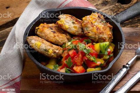 야채 살사 터키 말하다 옥수수와 파 슬 리 Cutlets 고기에 대한 스톡 사진 및 기타 이미지 고기 고명 굽기 Istock